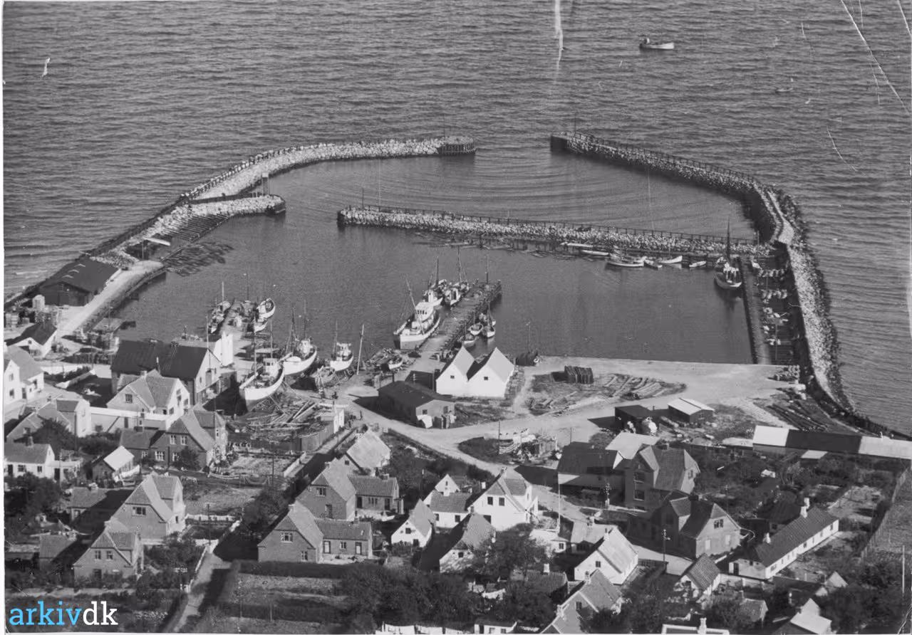 arkiv.dk | Strandby by set fra luften