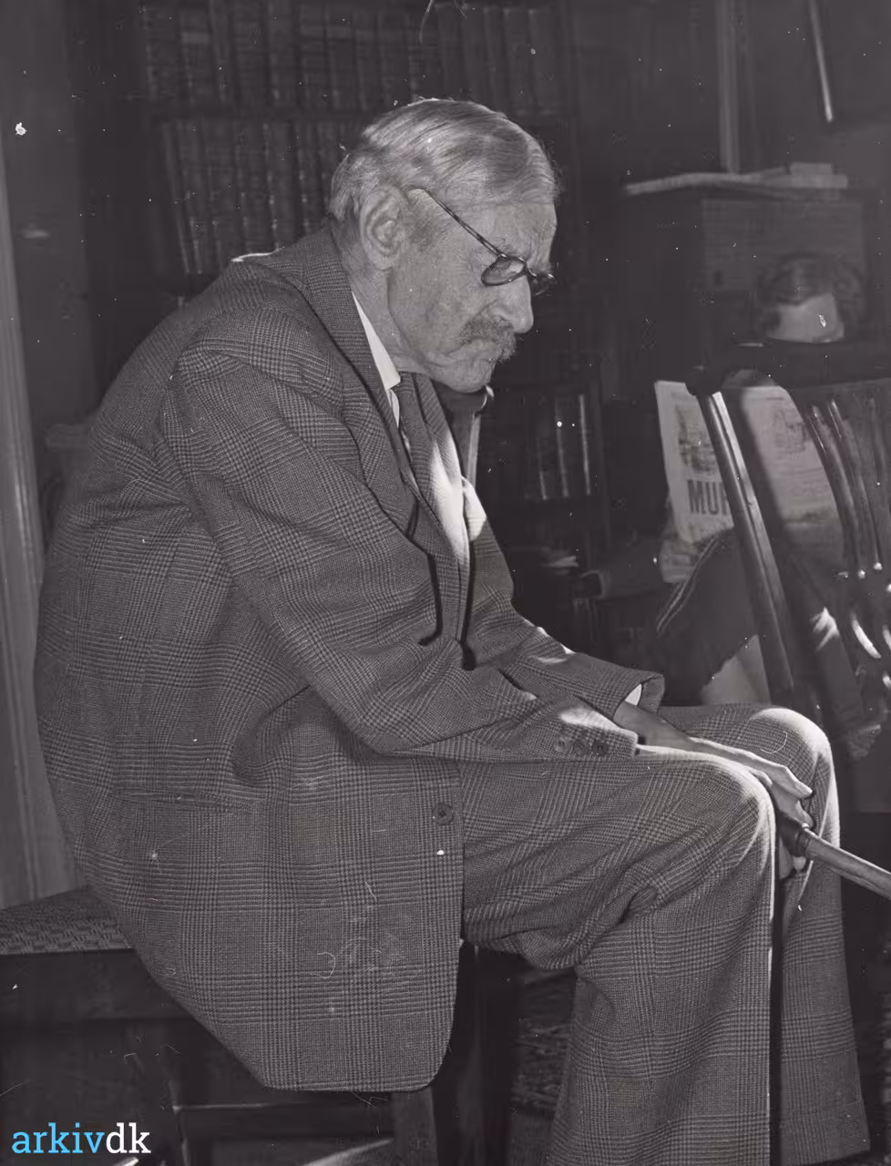 arkiv.dk | Johannes Larsen sidder i havestuen på "Møllebakken" og leger med sit oldebarn Tine.