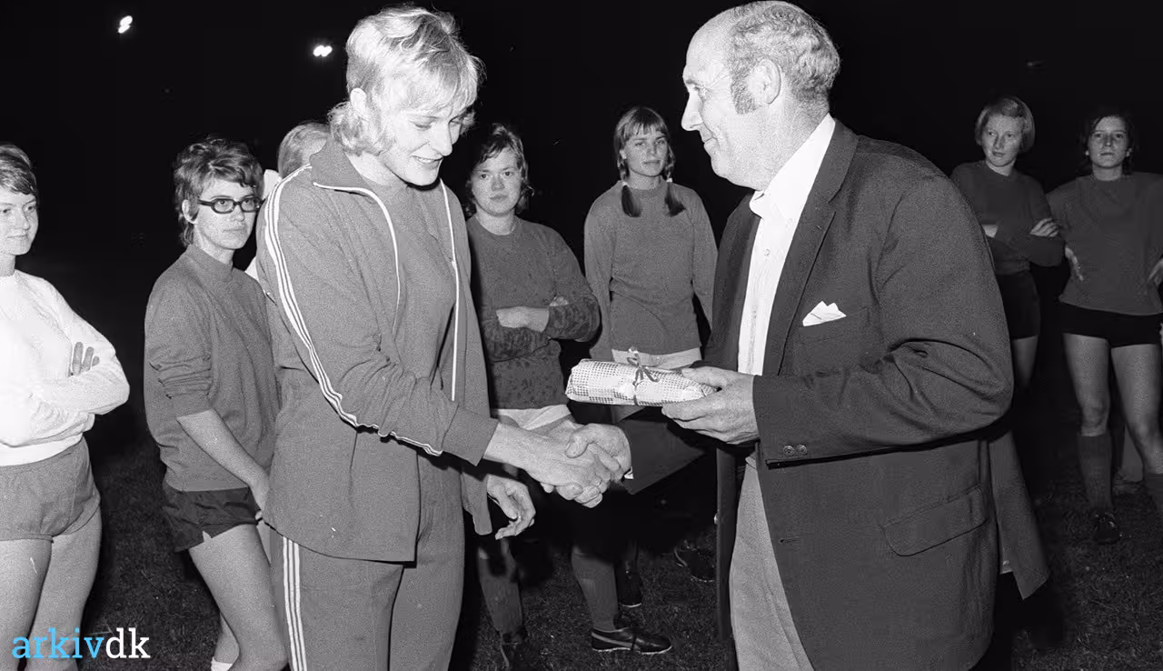 arkiv.dk | Lis Lene Nielsen hyldes i Skamby, september 1971