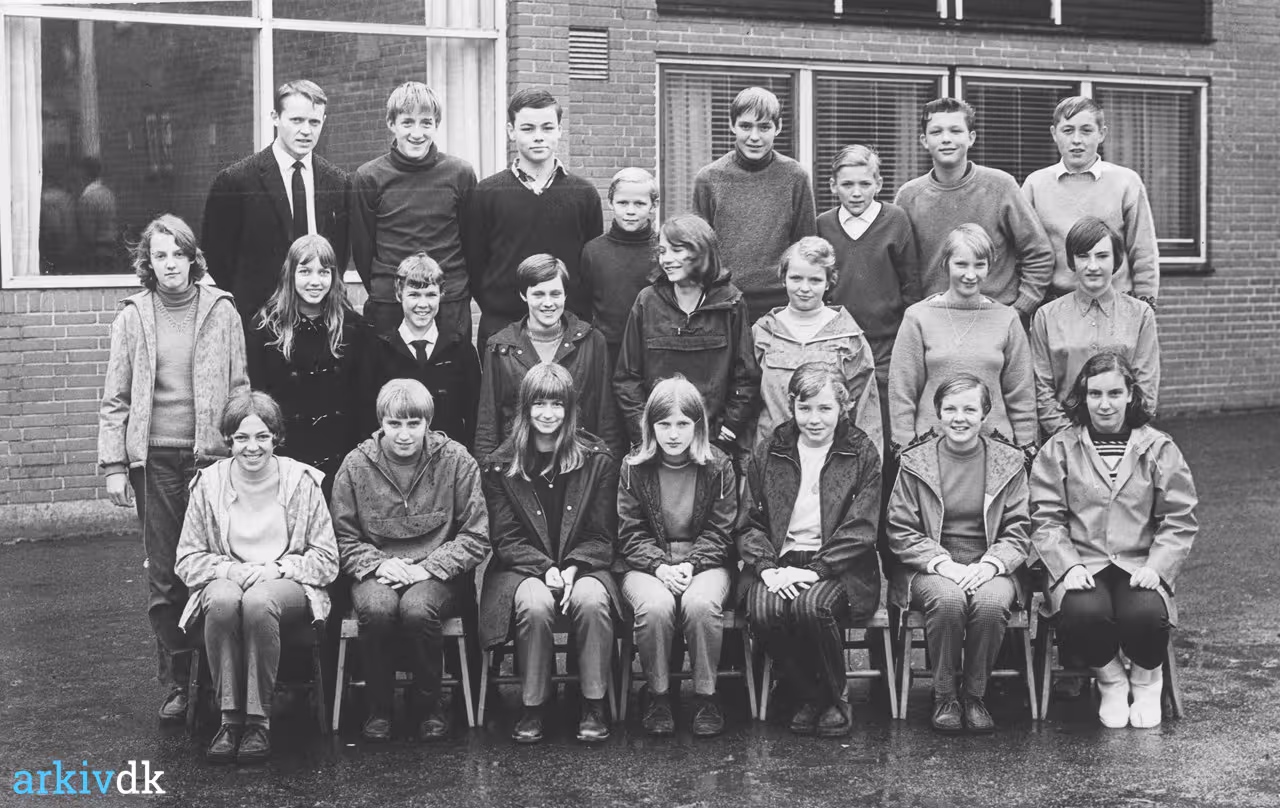 arkiv.dk | Aulum Byskole 1969 - 1. real B - Lærer Knud Elkjær