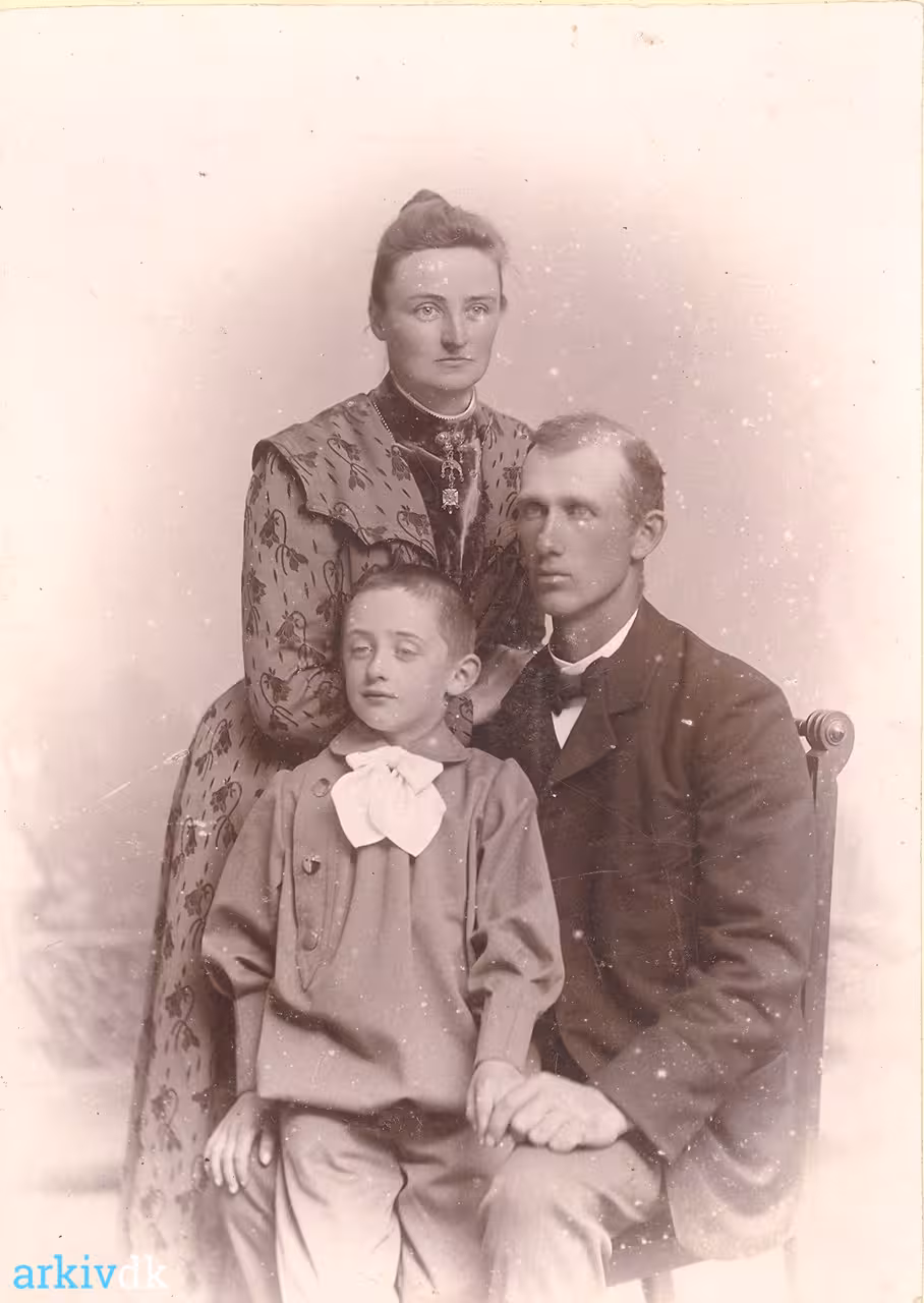 arkiv.dk | Signe og Christen Bonde i Bægård med sønnen Folmer, Lyngå ...