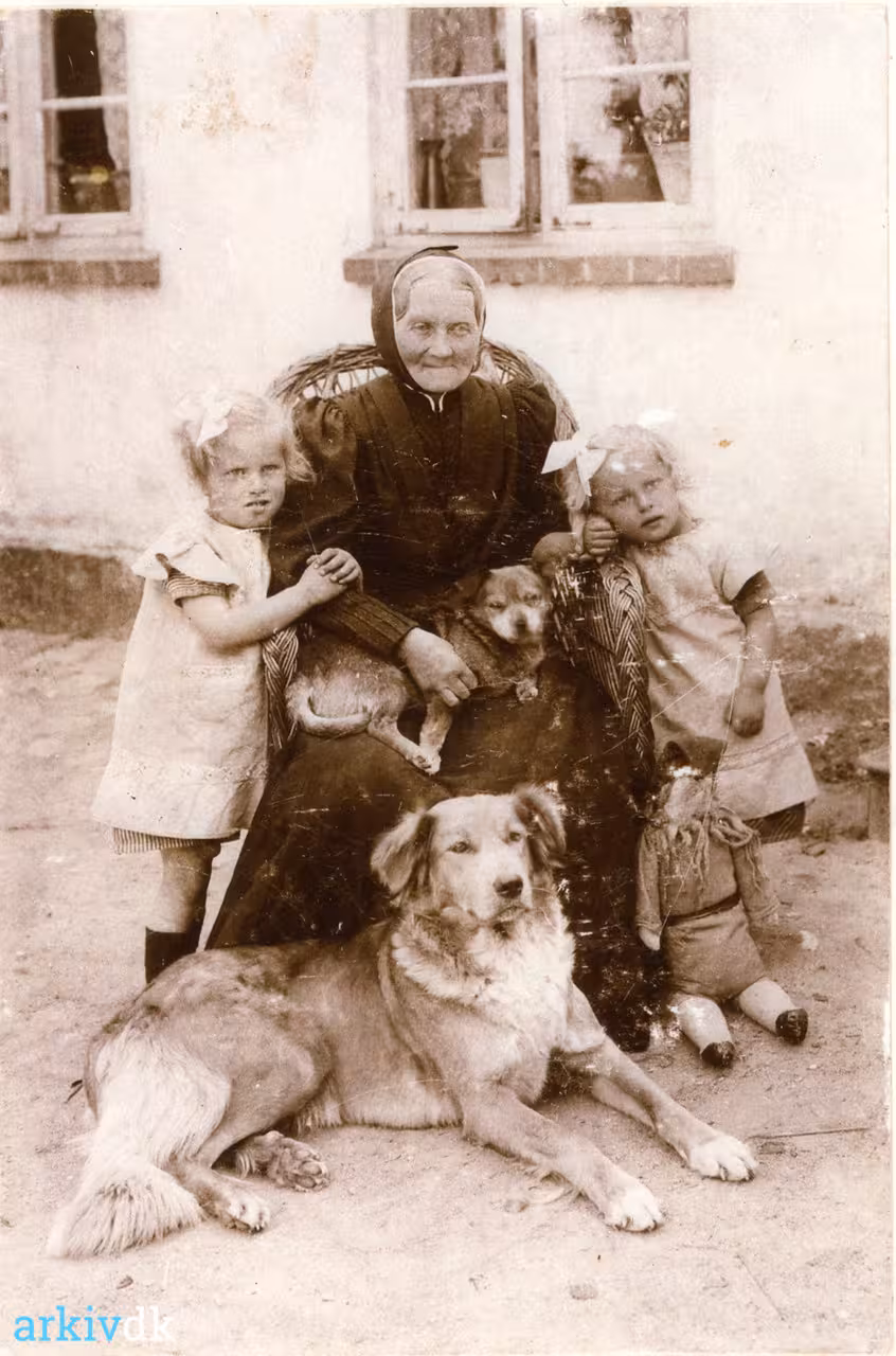arkiv.dk | Karen Nielsen med pigerne Ellen og Gudrun samt hundene Bob og Thyra