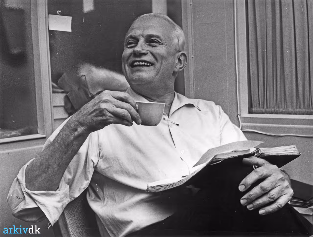 arkiv.dk | Holger Blom i systuen på Holmens Kanal 7, København K