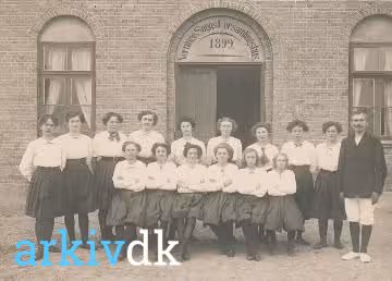 arkiv.dk | Gymnaster ved Verninge Forsamlingshus