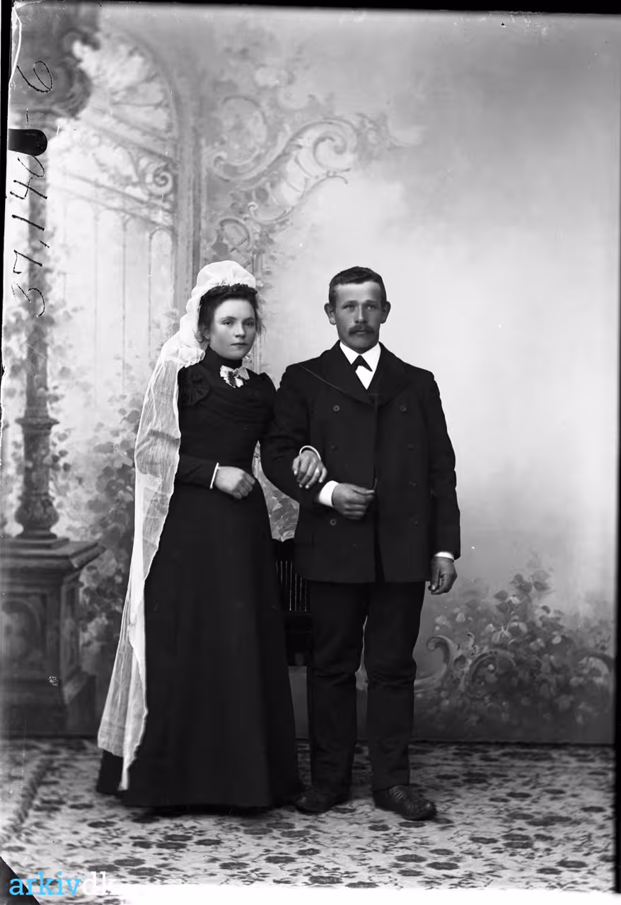 arkiv.dk | Johanne Marie Thomsen født 1881 og Jens Toft Nielsen født 1877. På bryllupsdagen ...