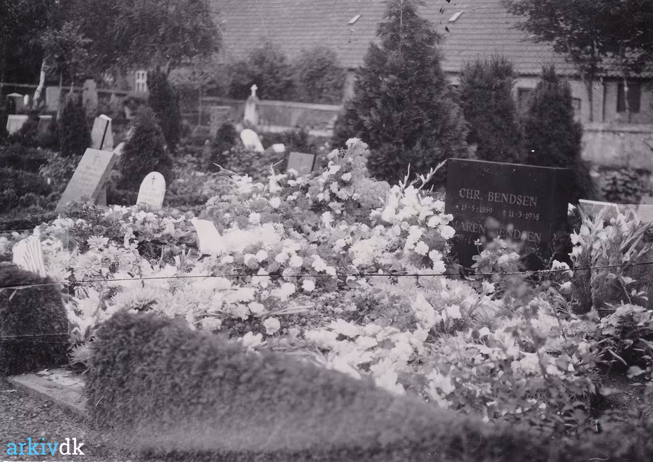 arkiv.dk | Ørsted, Kirkegård, gravsten.