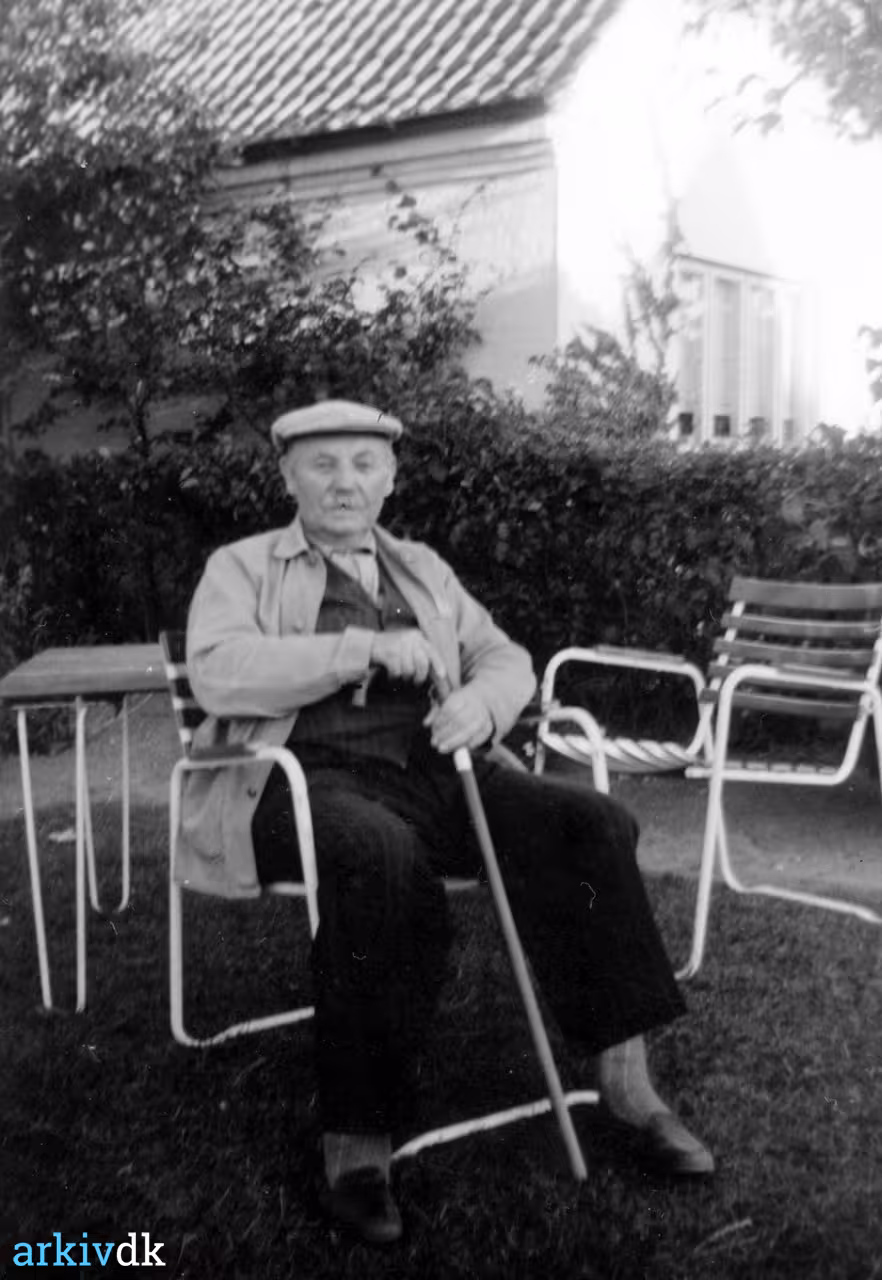 arkiv.dk | Niels Peter Nielsen, Holmehus nyder livet i haven.