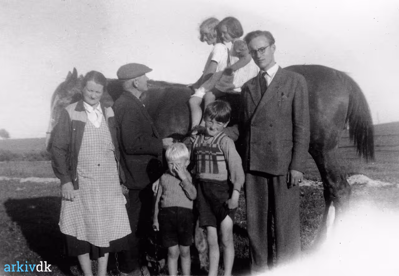 arkiv.dk | Henrik Nielsen, Jættehøjgård, med sine børnebørn.
