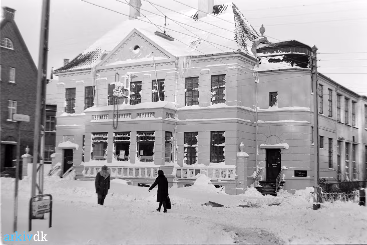 arkiv.dk | Sneklædt Jernbanegade og Ny Dag bygning. Billedserie