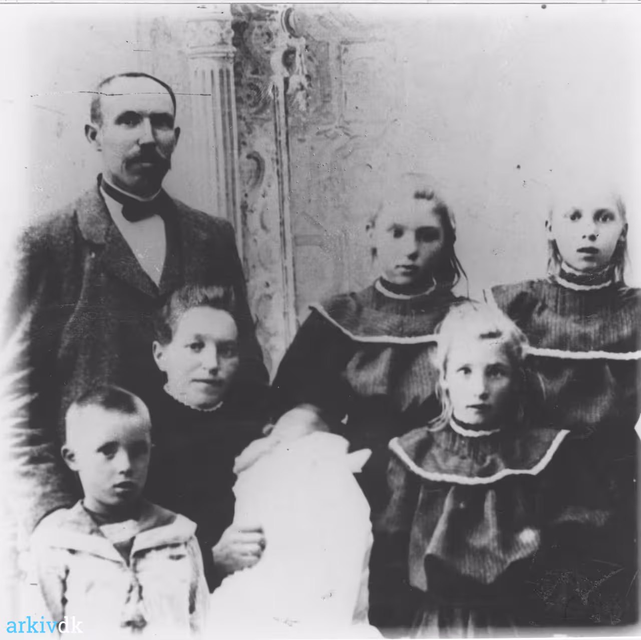 arkiv.dk | Træskomand Jens Rye Nielsen Knudsvej i Ry med sin familie.