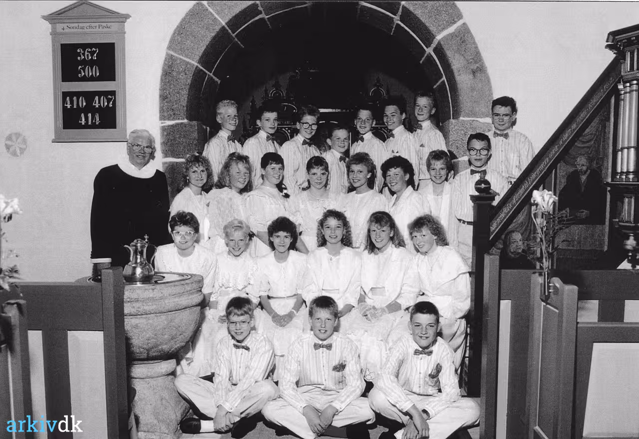 arkiv.dk | Konfirmation Vorgod Kirke 1990 ved sognepræst Harry Jørgensen