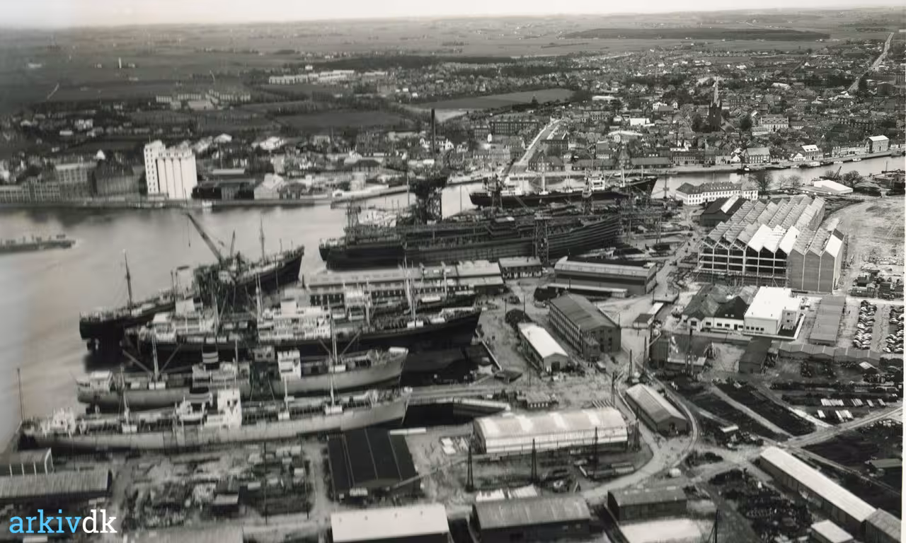 arkiv.dk | Luftfoto over Nakskov Skibsværft, Nakskov Havn, Nakskov by og opland.