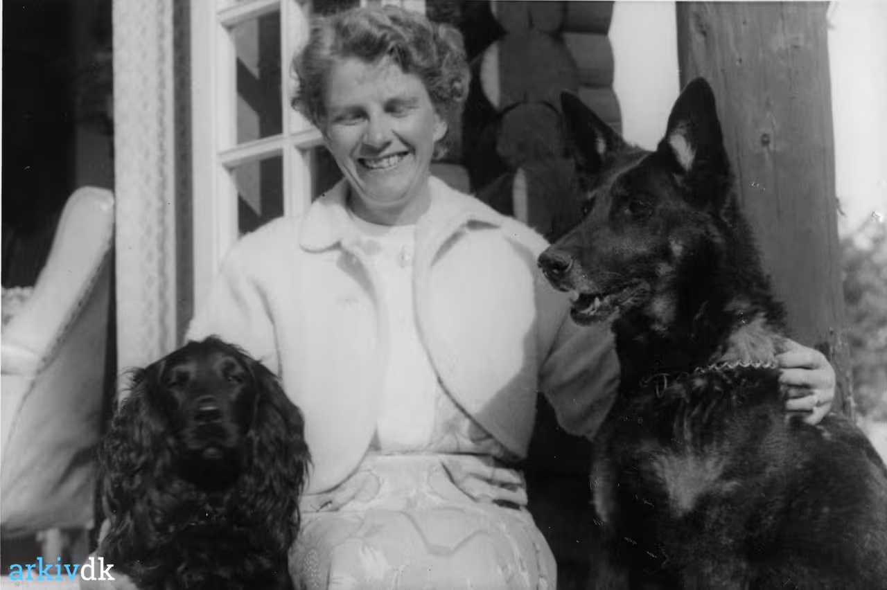 arkiv.dk | Fru Henriksen fra Bjælkehytten ved Karlslunde Strand