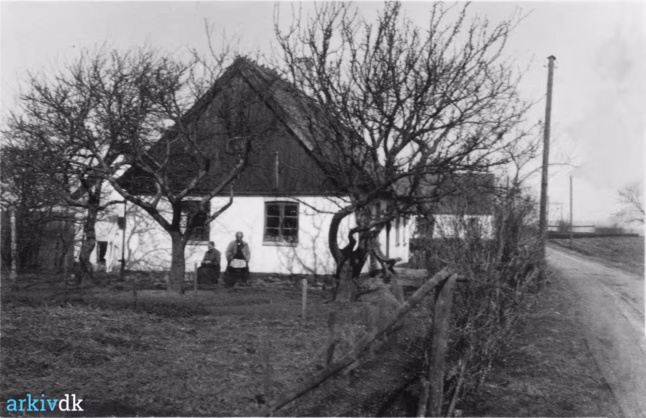 arkiv.dk | Anders og Kirstine Hansen ved deres hus, Kroghøj 3, Jordhøj.