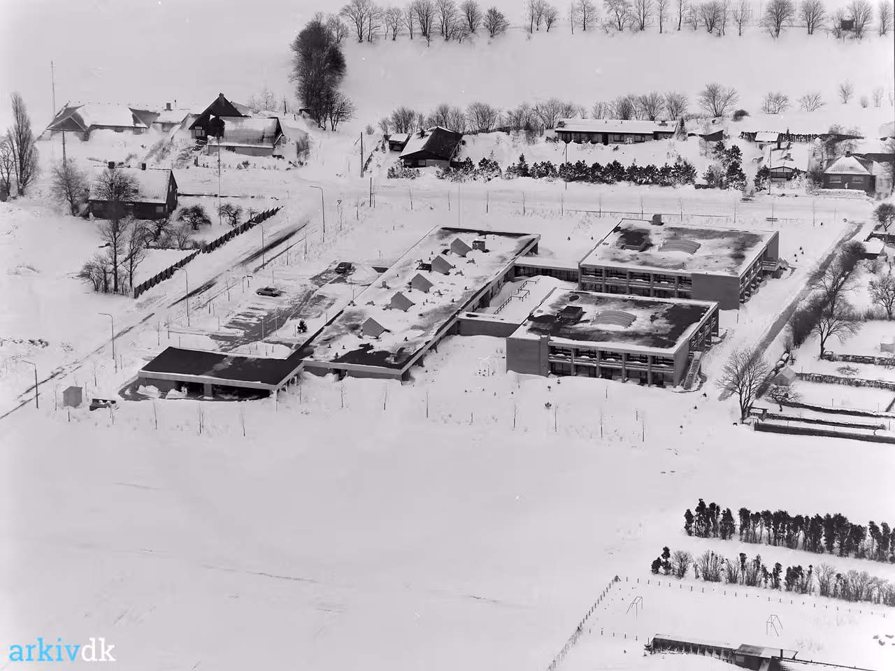 arkiv.dk | Luftfoto af skole under "Vinterkrigen" 1978/79