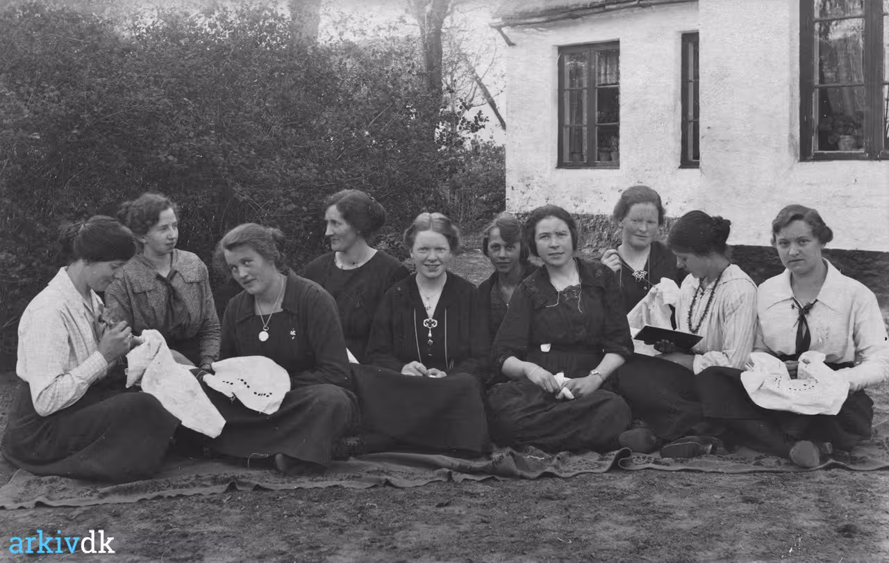 arkiv.dk | Dame hygge i haven Jerslev