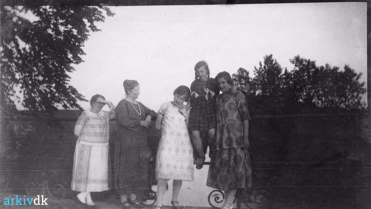 arkiv.dk | 5 kvinder på Maglebro