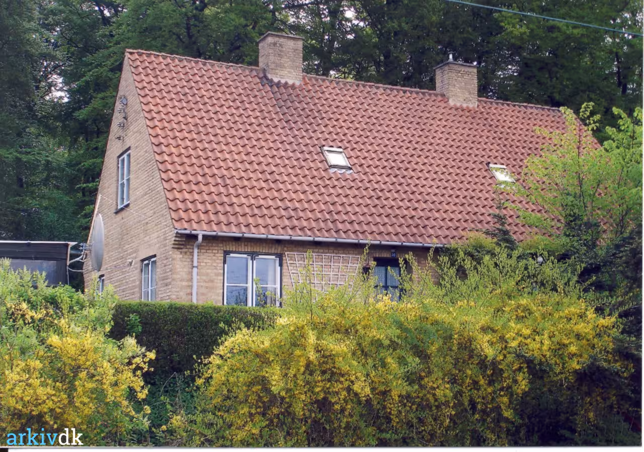 arkiv.dk | Motiv: Holte Stationsvej 56 og 58 set fra perronen på Holte Station