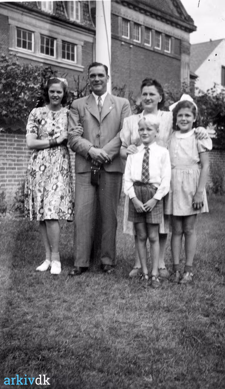 arkiv.dk | Familien Nielsen, i haven, Klostergade 1, Vejle, ca. 1944