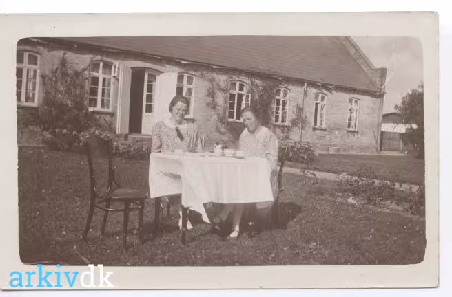 arkiv.dk | Maren Juul og Kathrine Hansen i haven på Sdr. Gyldenbjerg, Vestervej 15, 4983 Dannemare