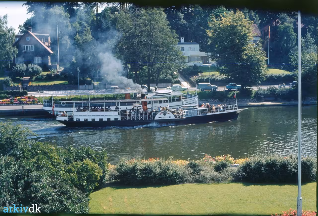 arkiv.dk | Hjejlen sejler på Remstrup Å