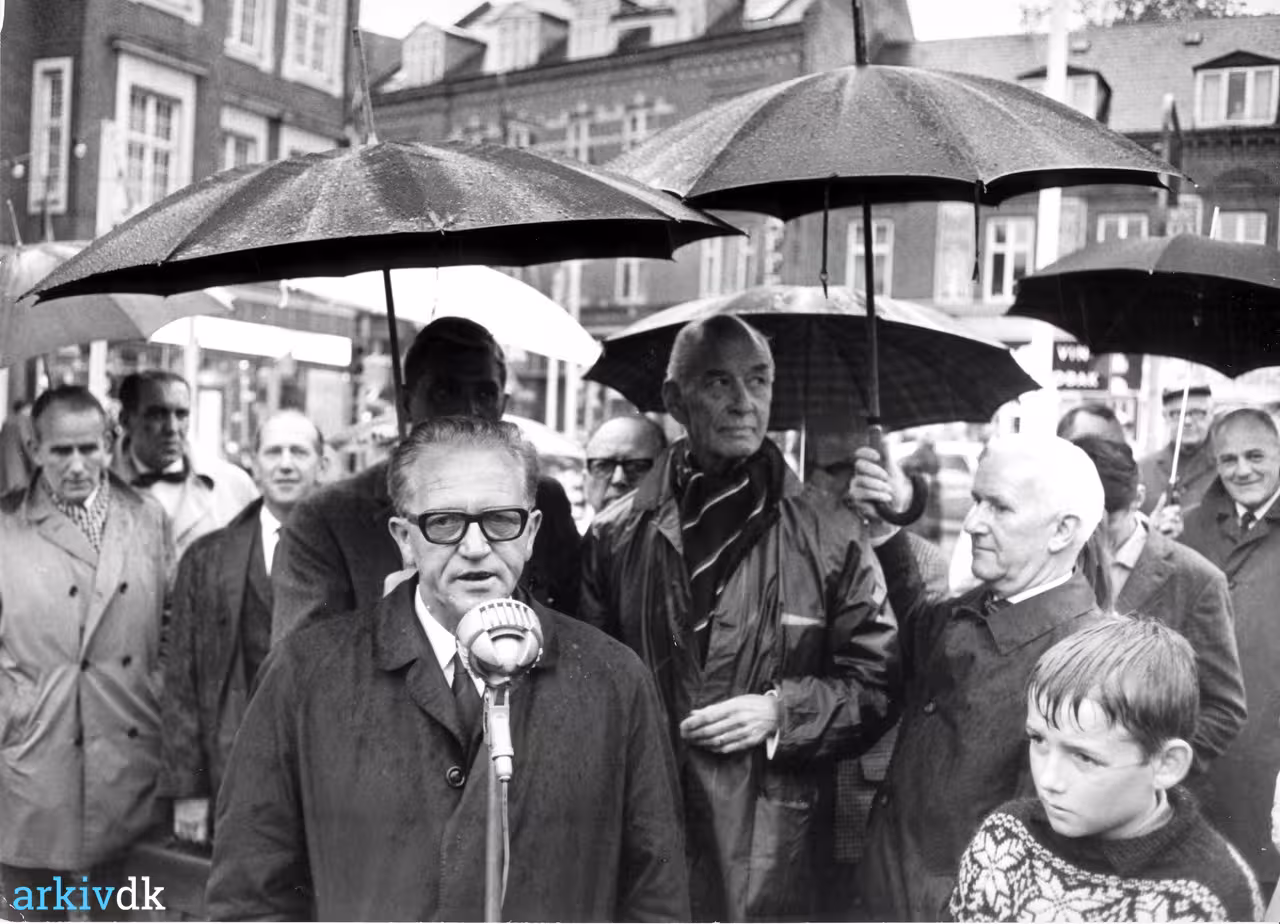 arkiv.dk | Indvielse af det nye anlæg på Schweizerplads. Murermester Viggo Larsen ved mikrofonen ...
