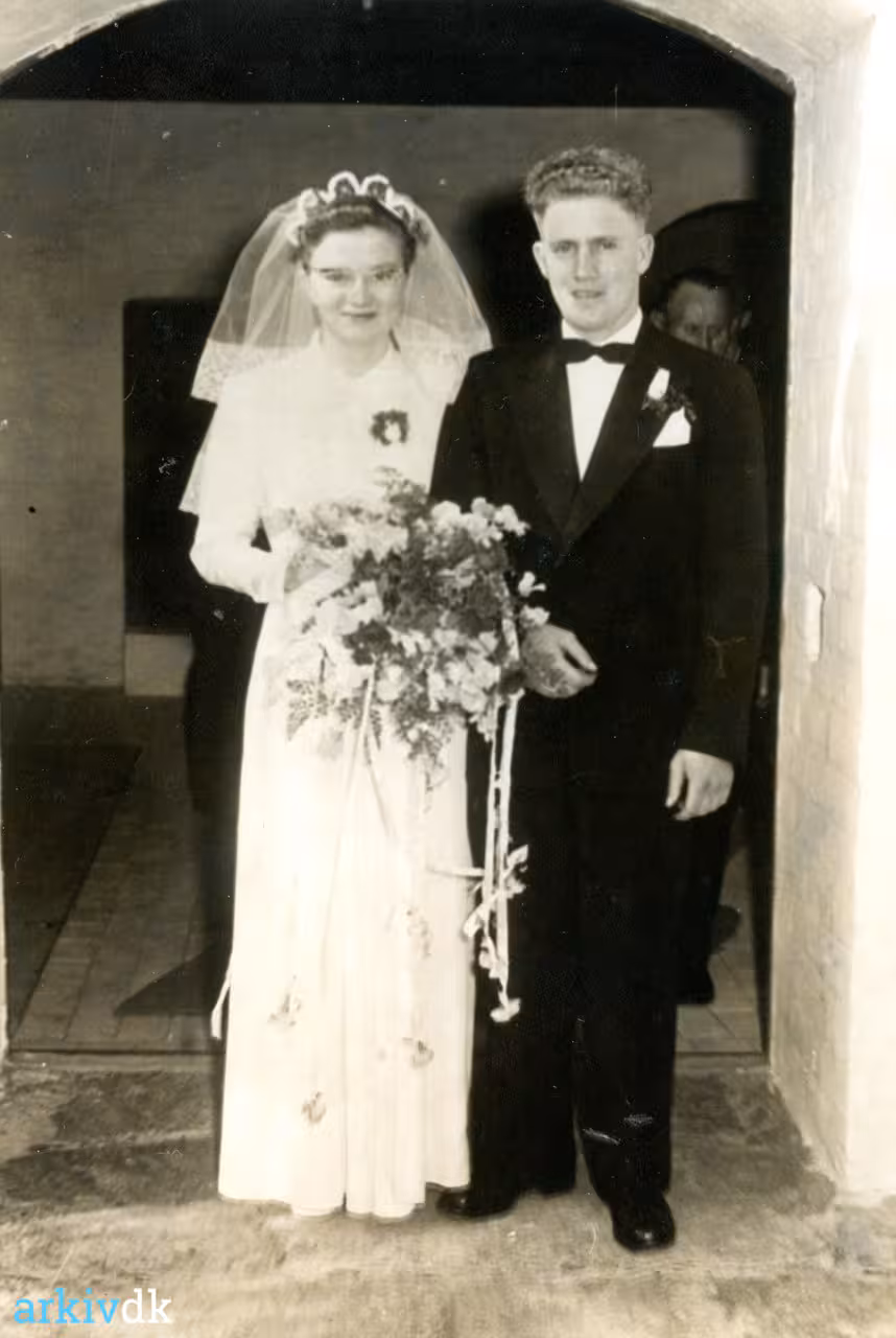 arkiv.dk | Brudeparret Ester og Poul Larsen, Mou