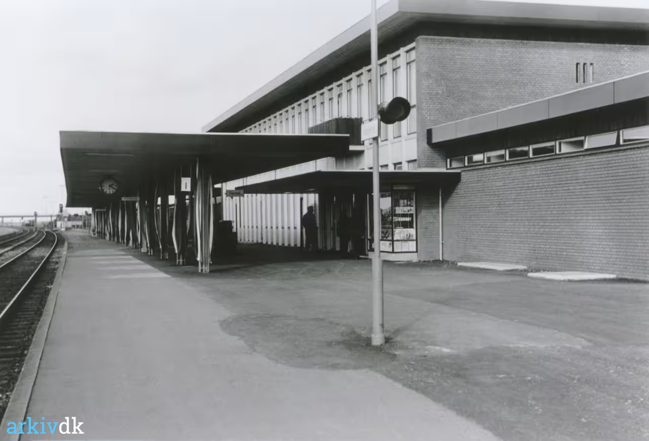 arkiv.dk | Perronen foran den nye Vojens banegård.