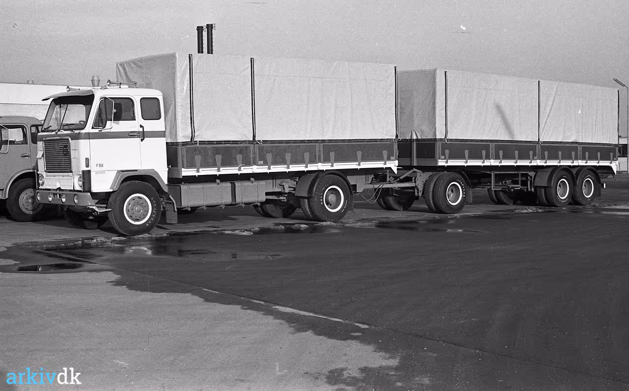 arkiv.dk | Nye Volvo lastbiler t/annoncebrug.