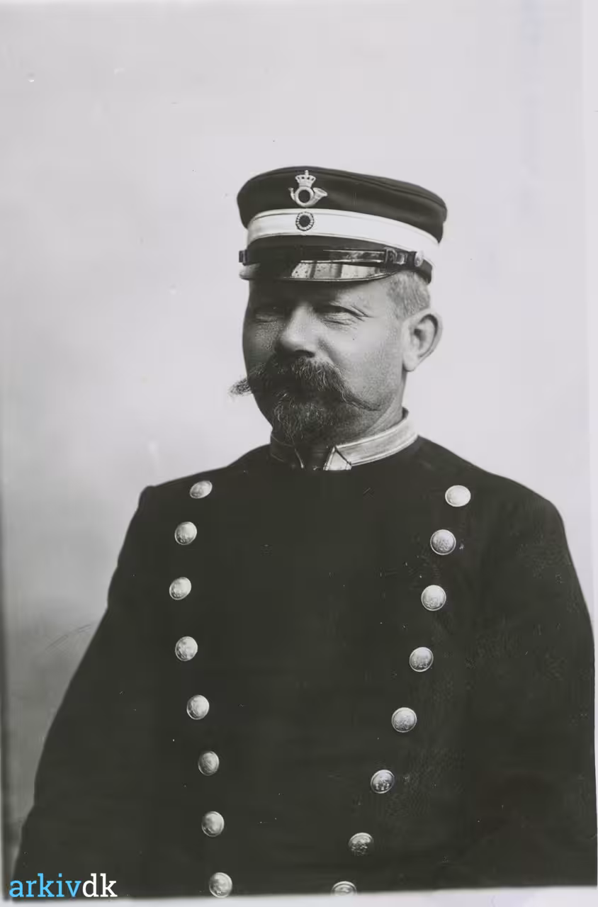 arkiv.dk | Portræt: postbud C. M. Larsen iført sin postuniform