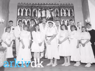 arkiv.dk | Konfirmander i Hejls Kirke med præst Lisbeth Rønnow Torp - 1990