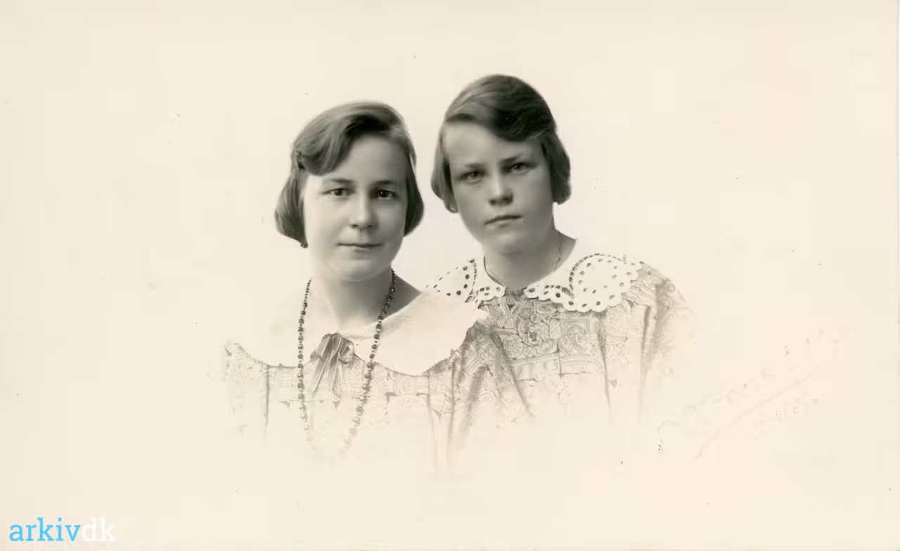 arkiv.dk | Foto af to ukendte unge piger. 8370 Hadsten