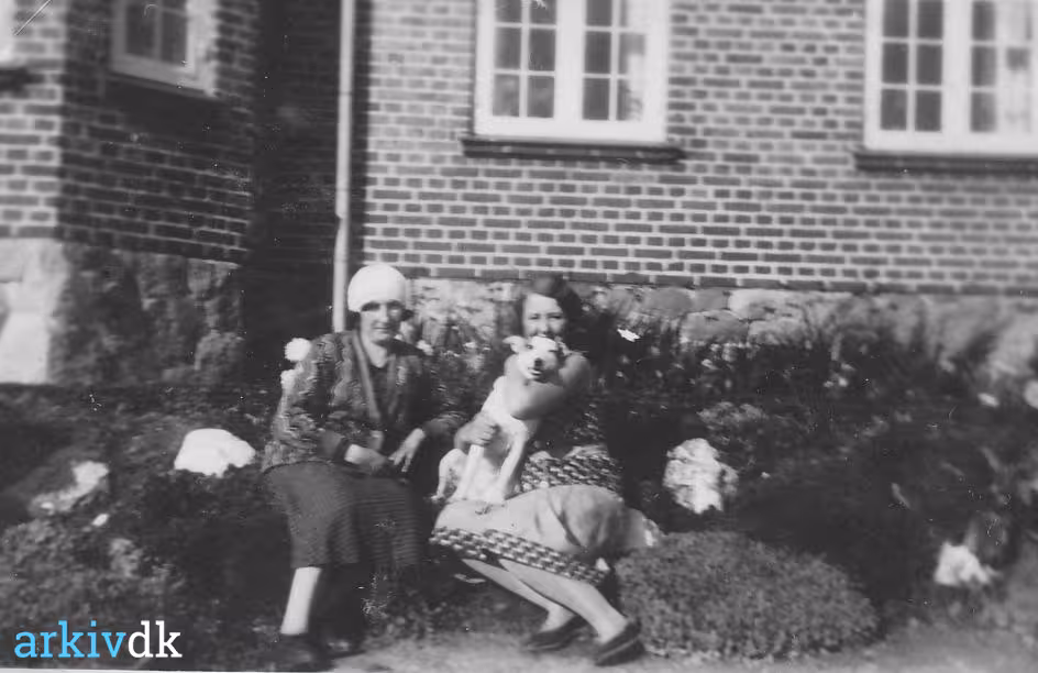 arkiv.dk | Margit Schwartz og Johanne Petersen i haven foran huset "Hasle", Uggeløse Bygade 68