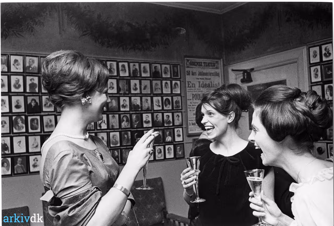arkiv.dk | Tronfølgeren, prinsesse Margrethe morer sig sammen med to skolekammerater, 1964.