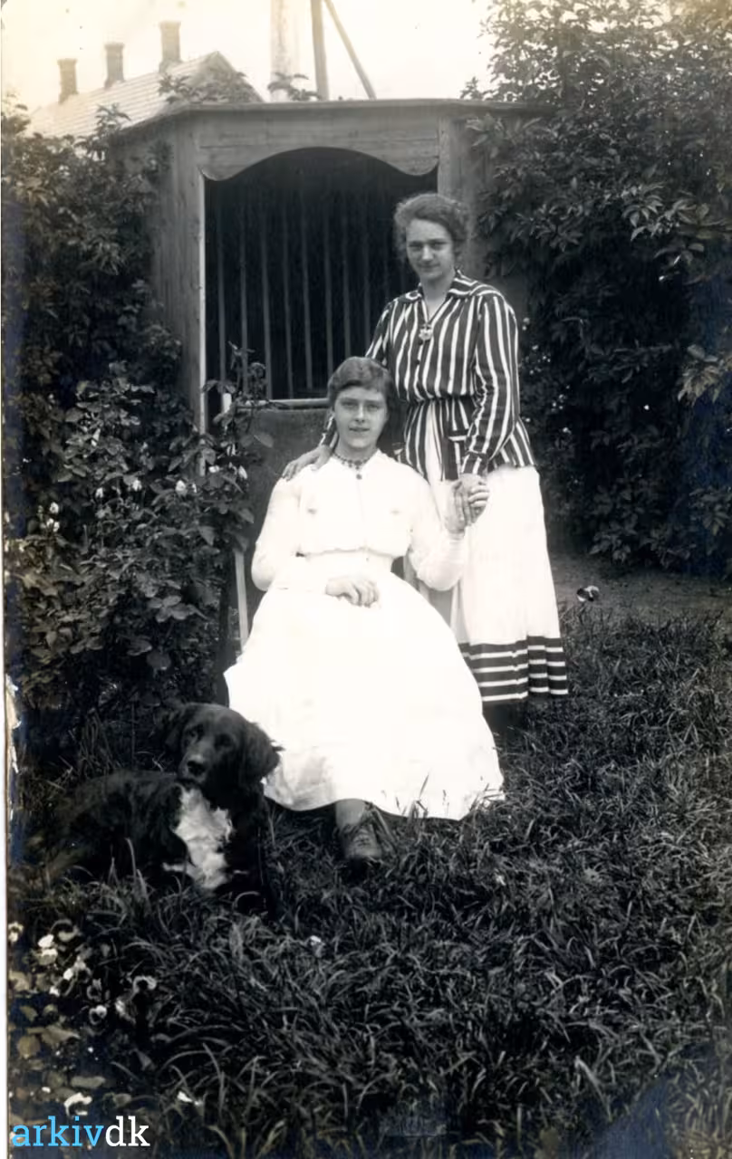 arkiv.dk | Fru købmand Johansen med svigerinde