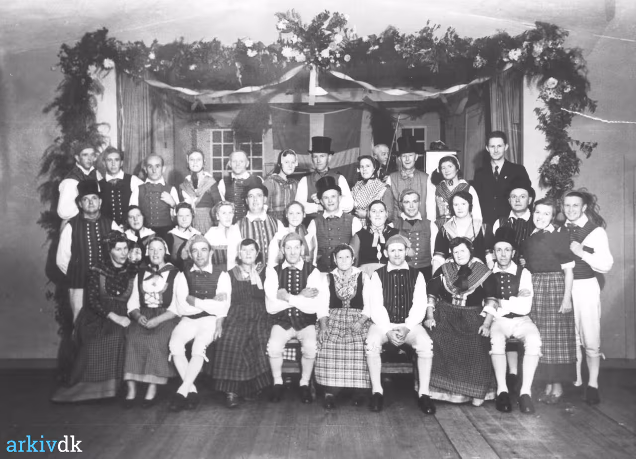 arkiv.dk | Folkedansere foran scenen i Bukkerup Forsamlingshus
