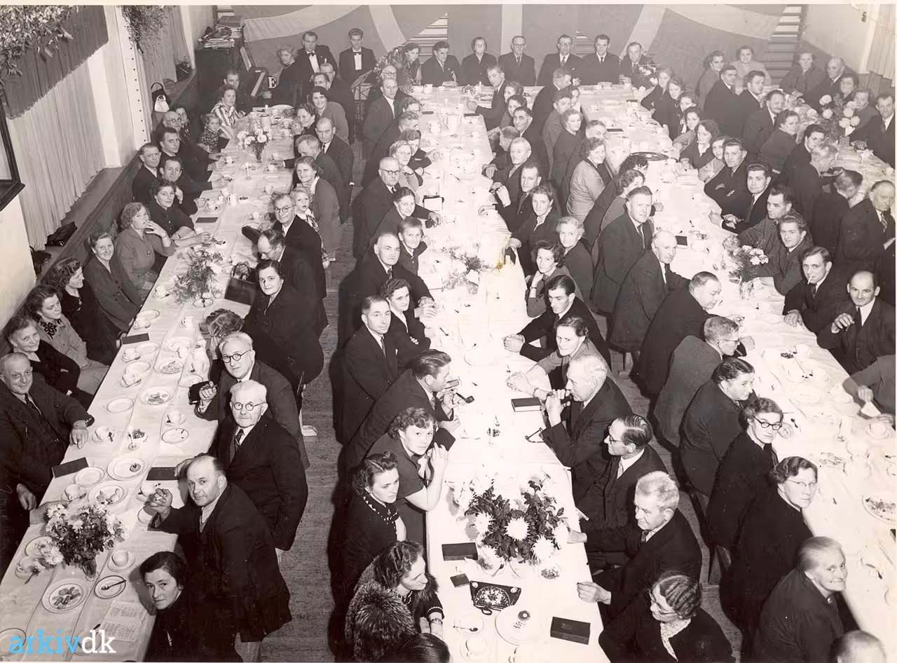 arkiv.dk | Majbølle forsamlingshus, Majbølle afskedsfest for Værtsparret Karl Larsen og Thea ...