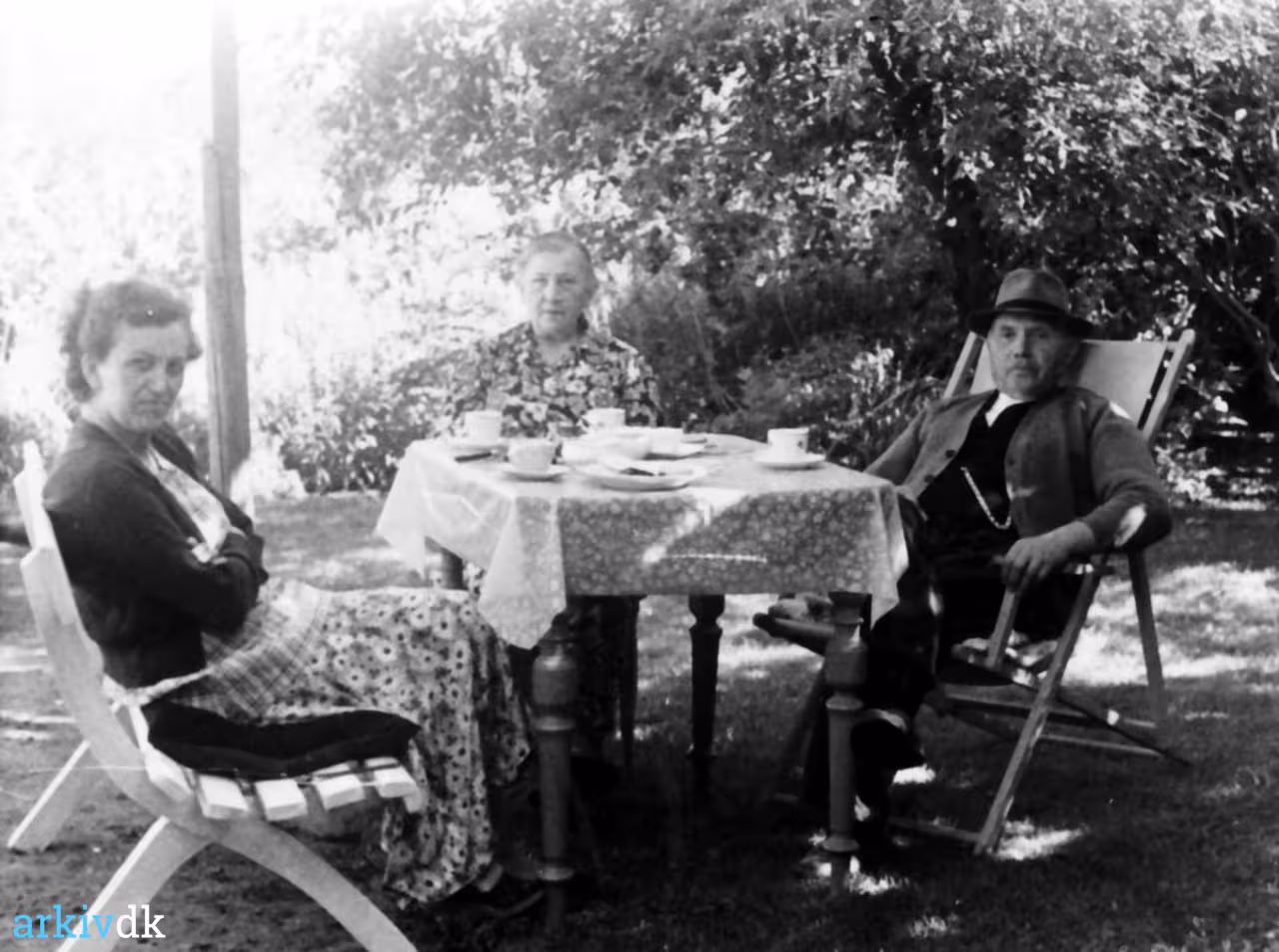 arkiv.dk | Margrethe og Rasmus Rasmussen, med deres datter Esther. Enghavegårdsvej 4, Terslev