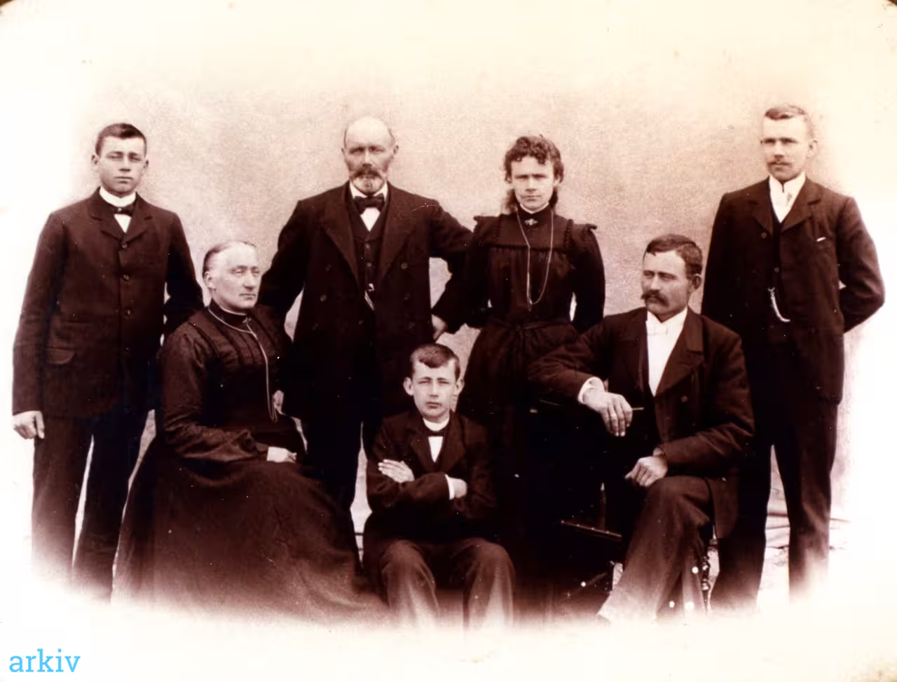 arkiv.dk | Marie og Anders Christensens familie, Thyborøn, ca. 1905