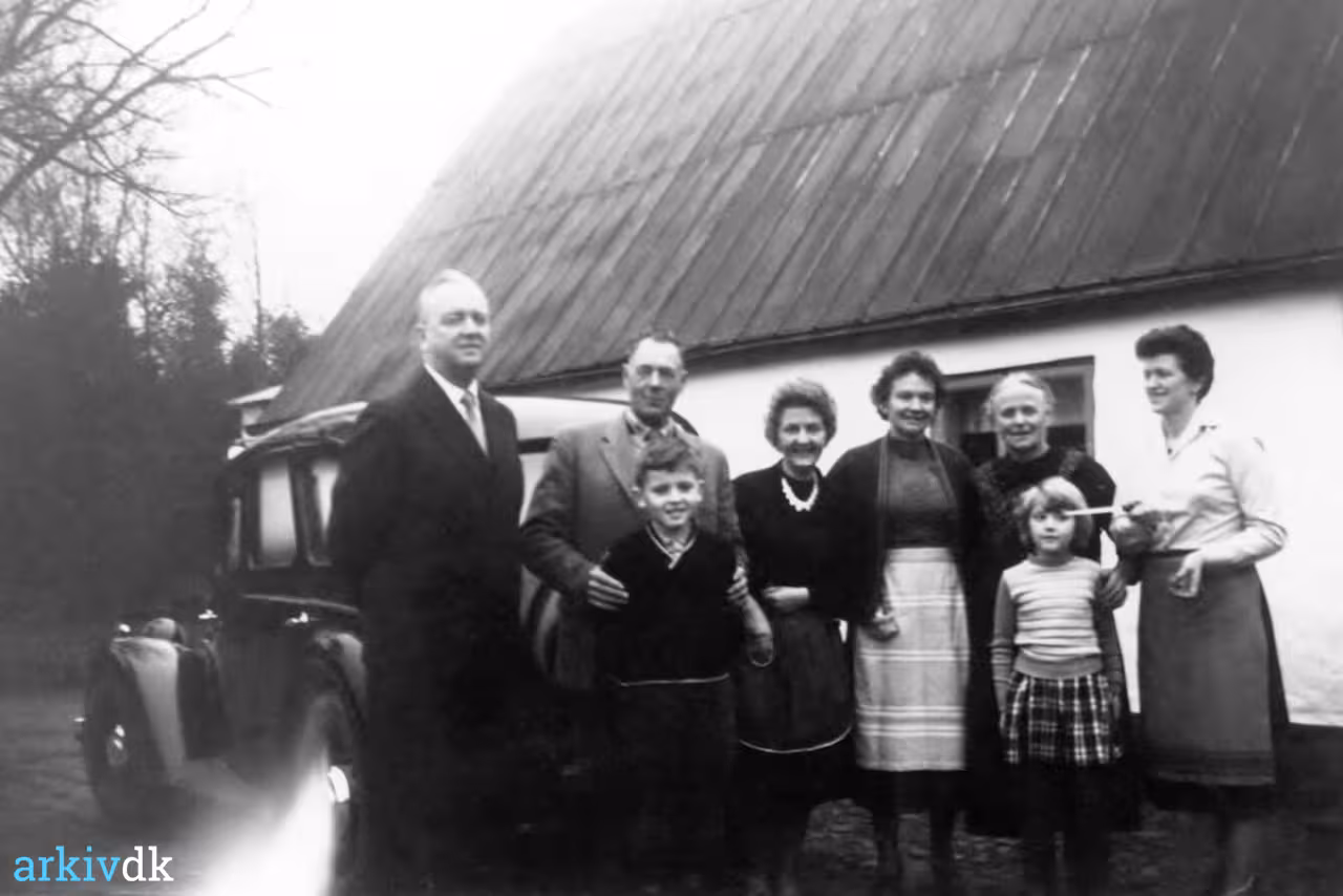 arkiv.dk | Familien Seibt foran stuehuset på Søndre Ringvej 5, Vojens