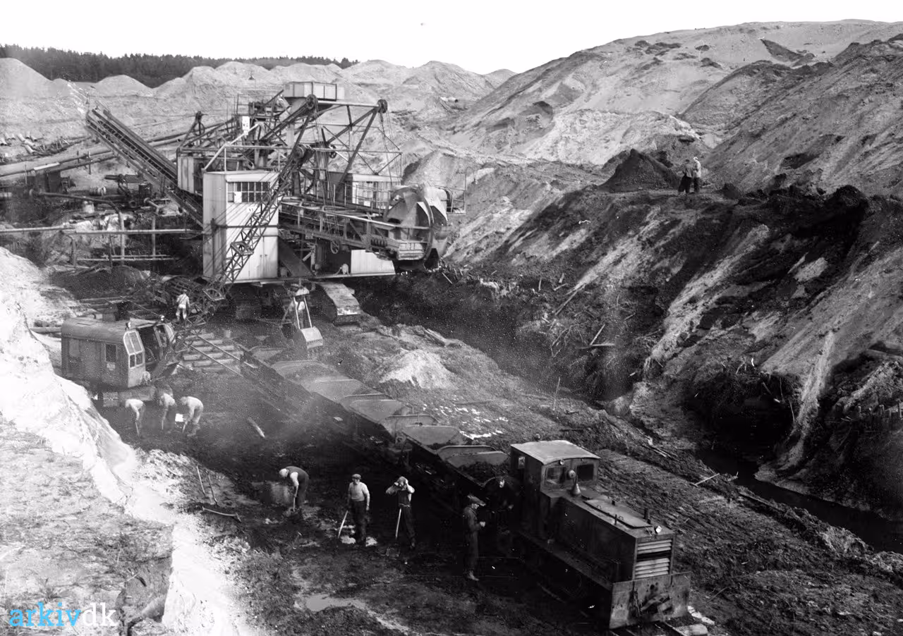 arkiv.dk | Udvinding af brunkul ved brunkulslejet på Sunds Nørremark