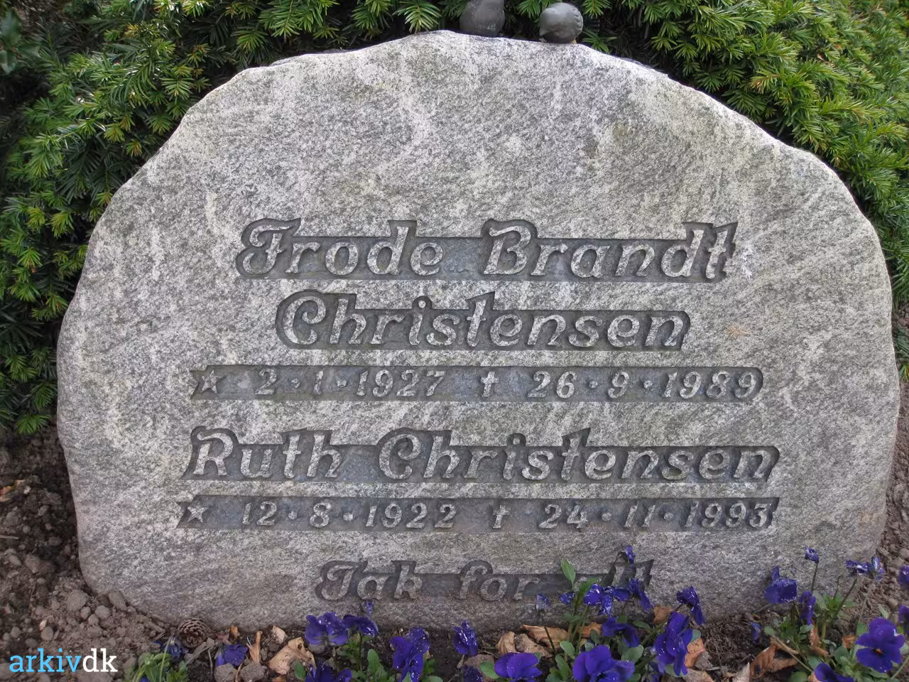 arkiv.dk | Gravsten / Nekrolog Ruth og Frode B. Christensen Agerbæk