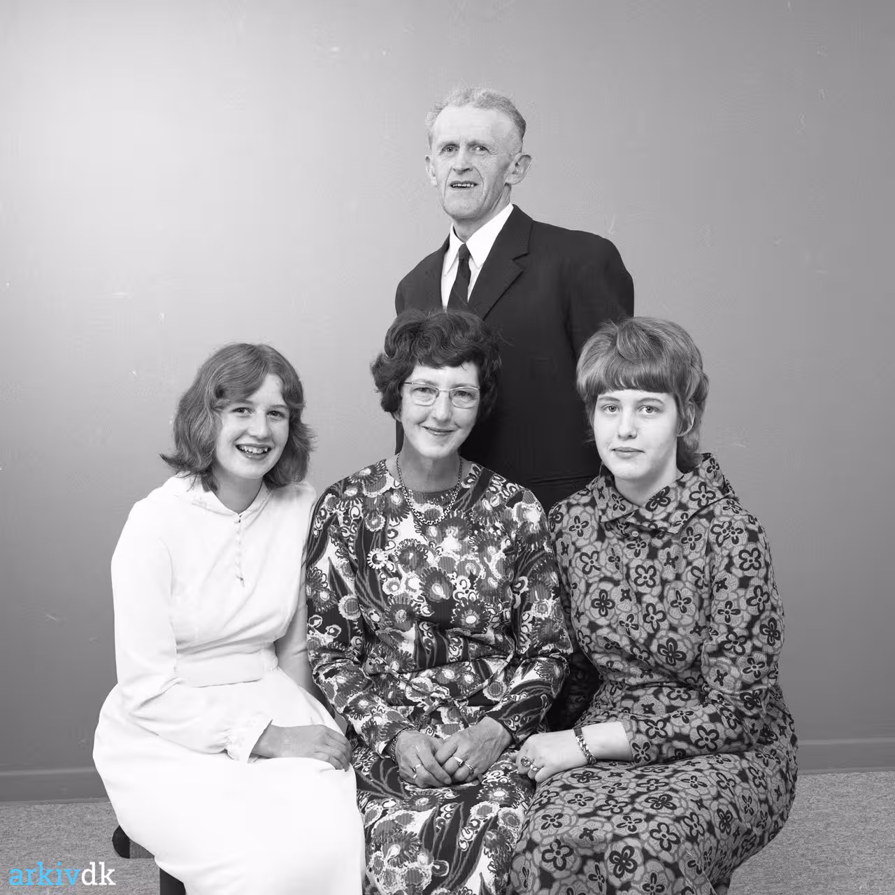 arkiv.dk | Konfirmand Grethe Pedersen, Aksel Pedersen og Inger Pedersen.