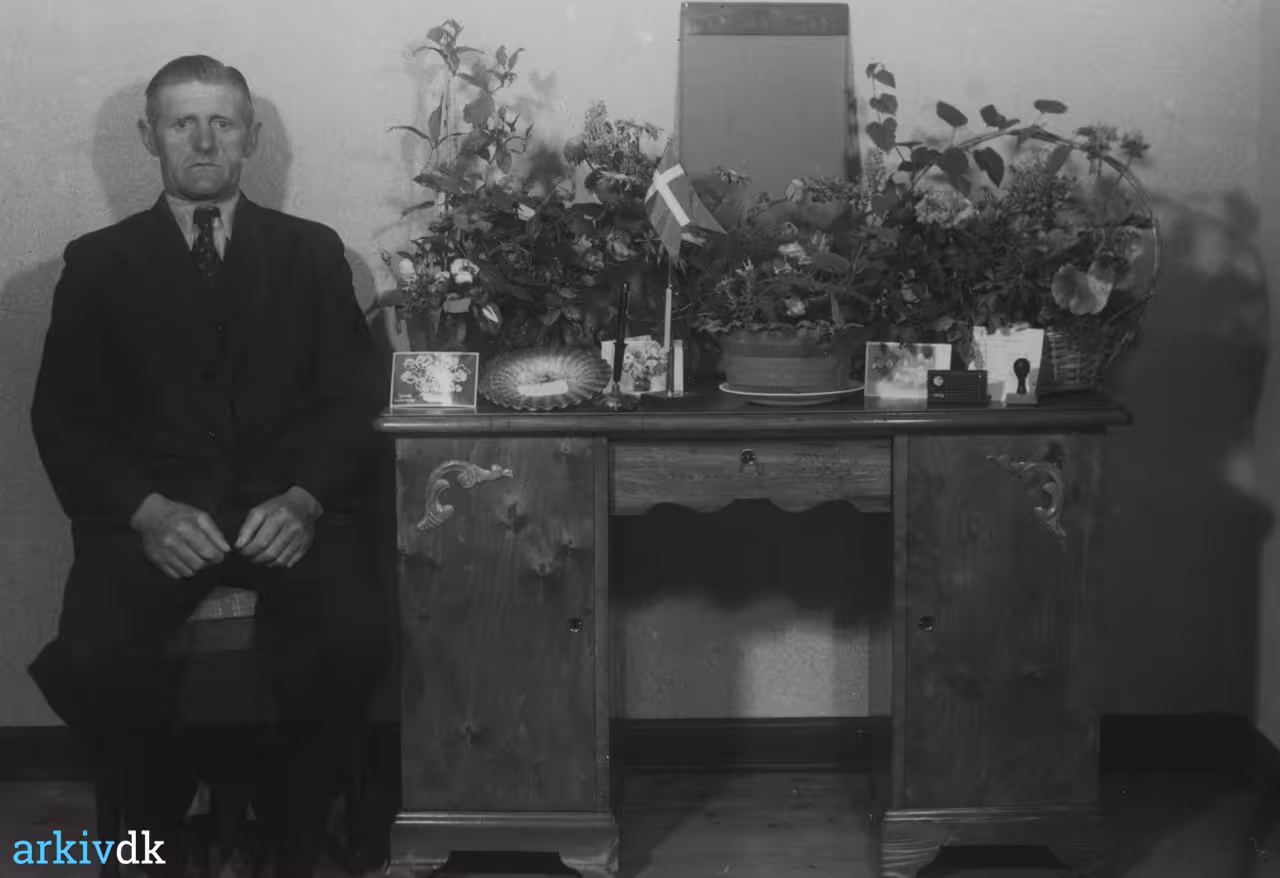 arkiv.dk | Hans Christian Hansen ved gavebordet