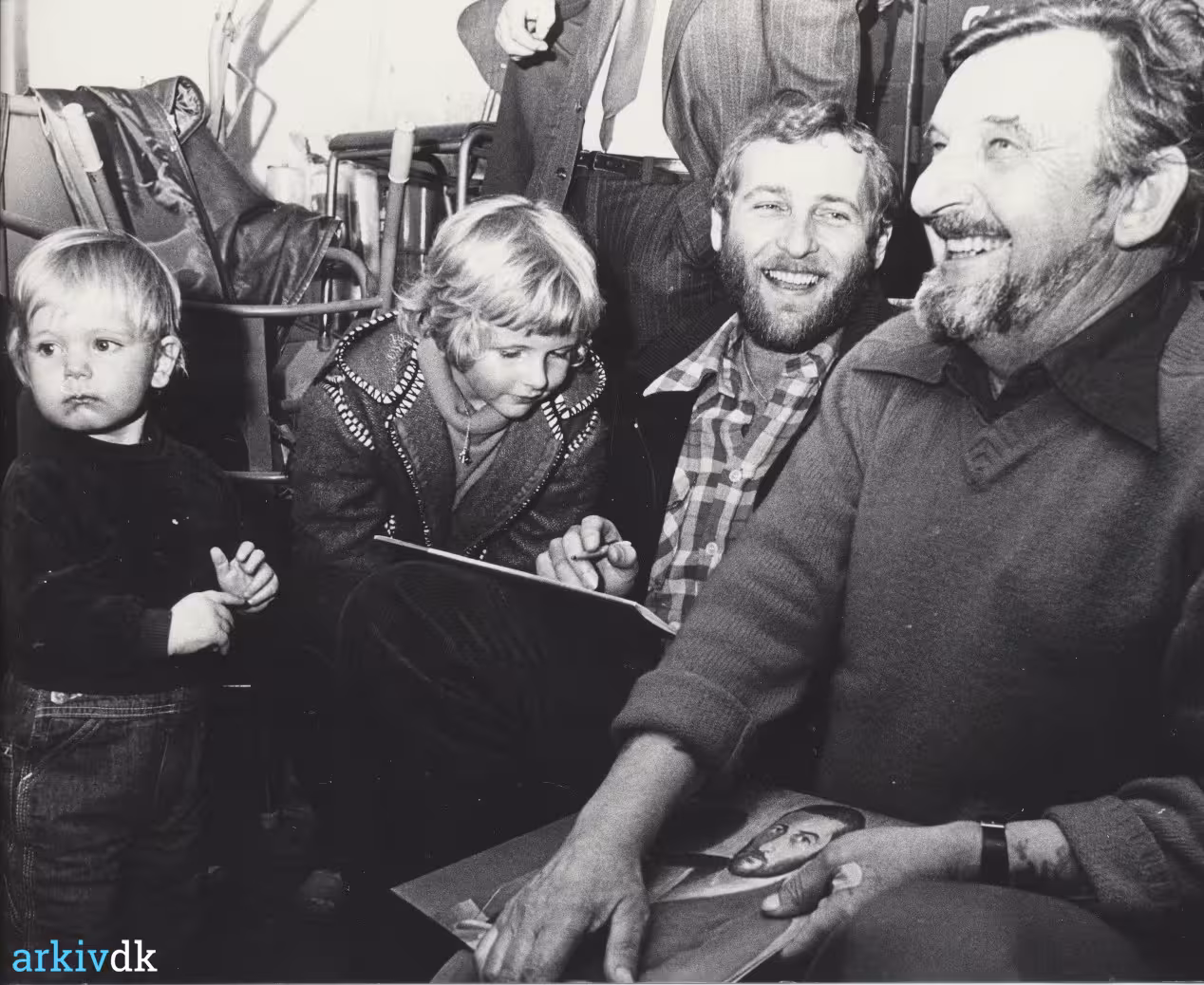 arkiv.dk | Sysseltinget, Hjørring. Børnedag. Niels Hausgaard og fisker Thomas Jensen, Skagen ...