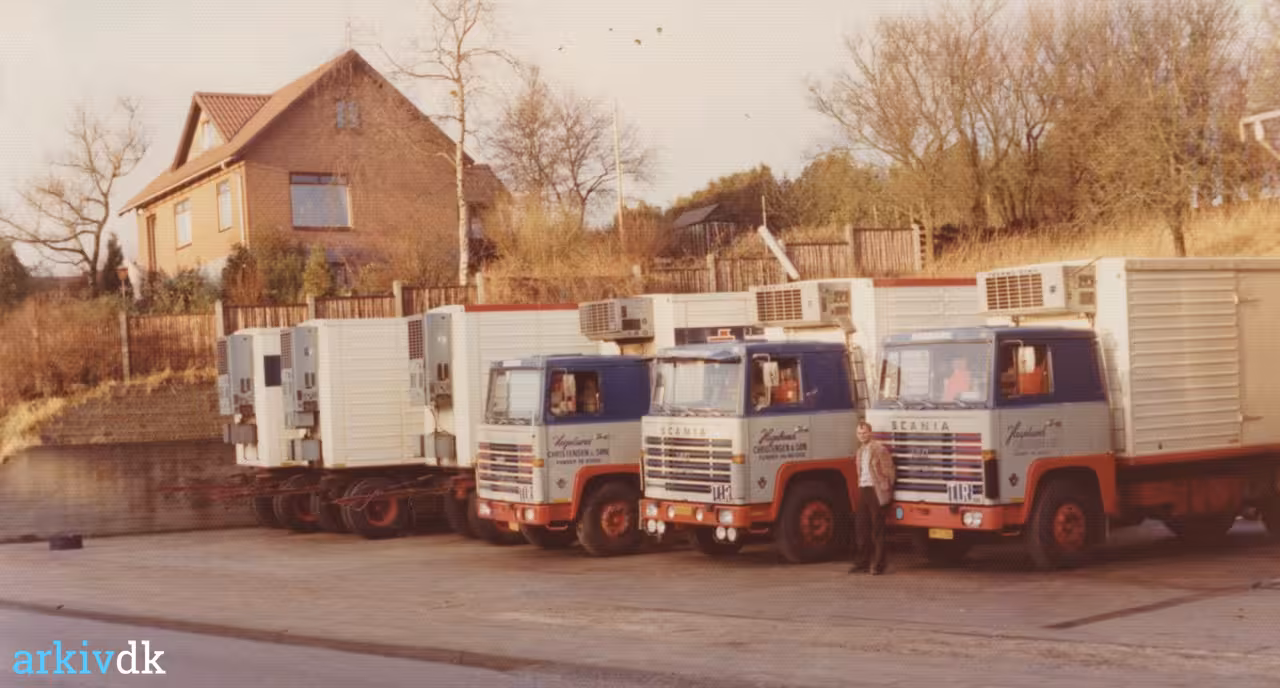 arkiv.dk | Lastbiler på parkeringsplads på Funder Bakke