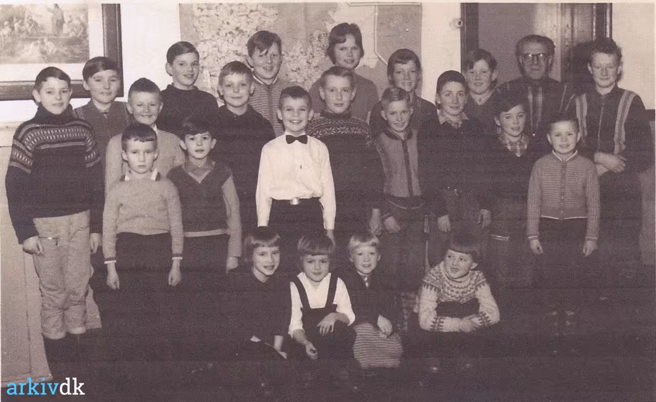 arkiv.dk | Elever og lærer ved Alling Skole, Ringvej 37, Alling ved Ry.