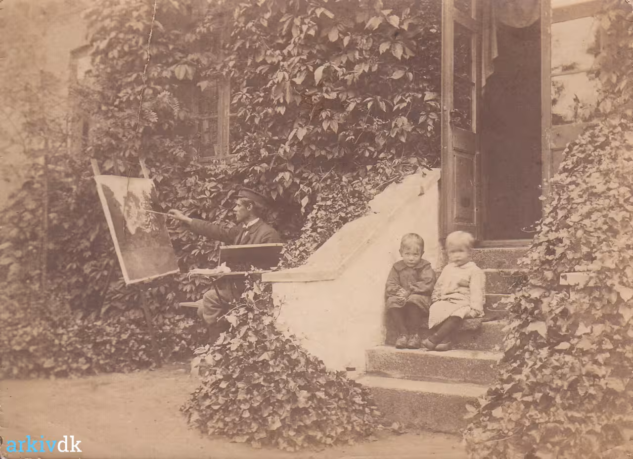 arkiv.dk | Johannes Larsen ved staffeliet på "Erikshaab" med sønnerne Andreas ("Puf") og Johan ...