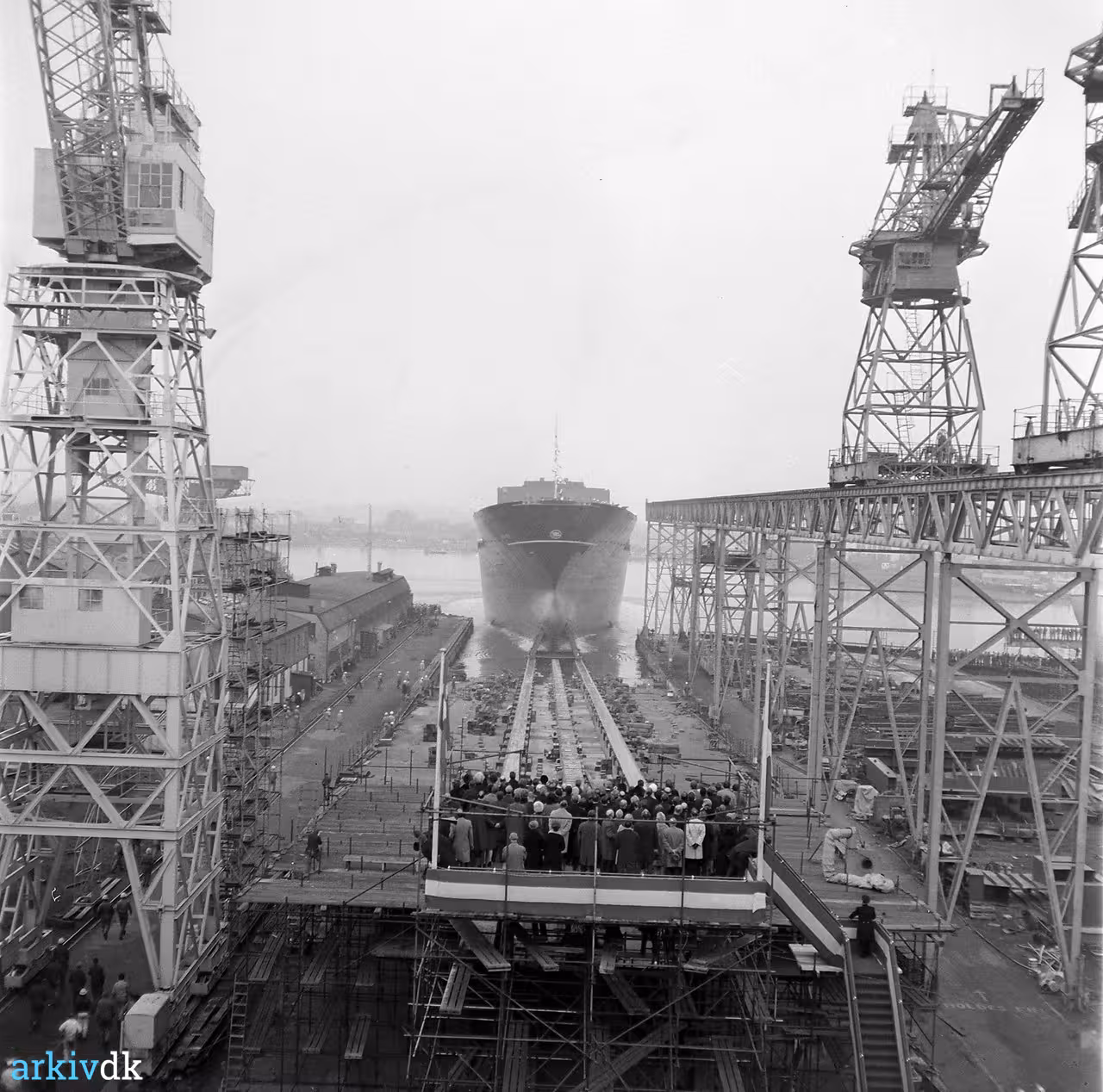 arkiv.dk | M/S Meonia afløbning, Nakskov Skibsværft. Billedserie.