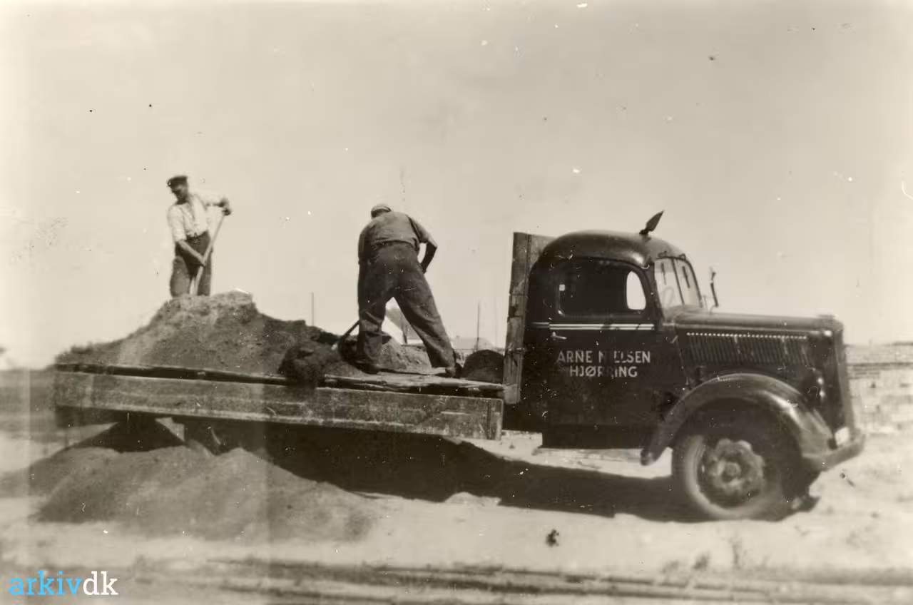 arkiv.dk | Hjørring Vognmand Arne Nielsen, med sin Opel lastbil forbindelse med vejarbejde ved ...